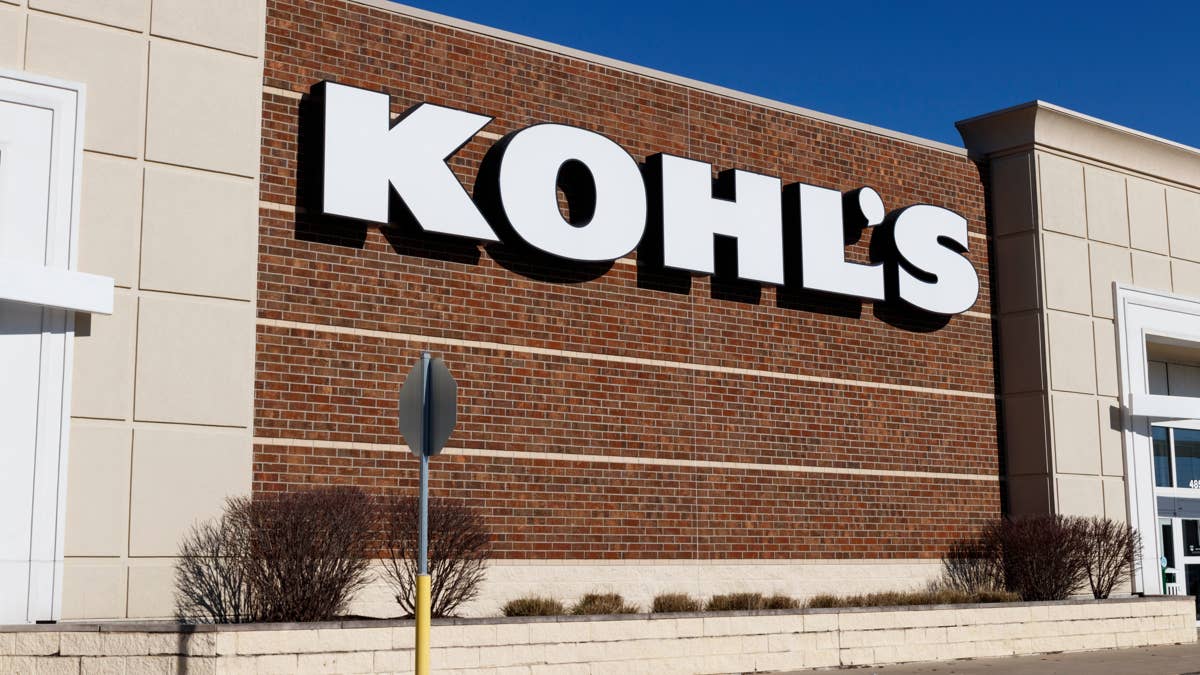 Kohl's eye-catching glass bird bath is now over 50% off and going fast