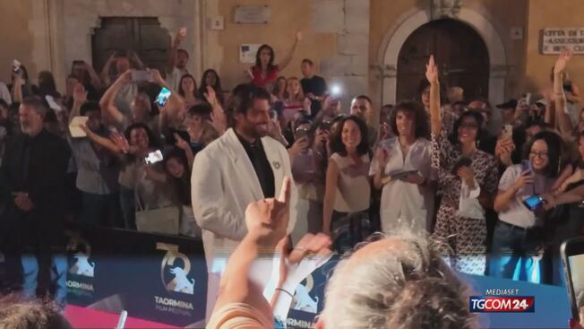 Da Can Yaman a... Pio e Amedeo: il bello approda a Taormina