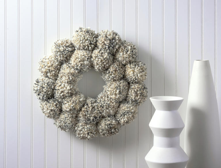 Pom pom wreath with yarn in three easy steps!