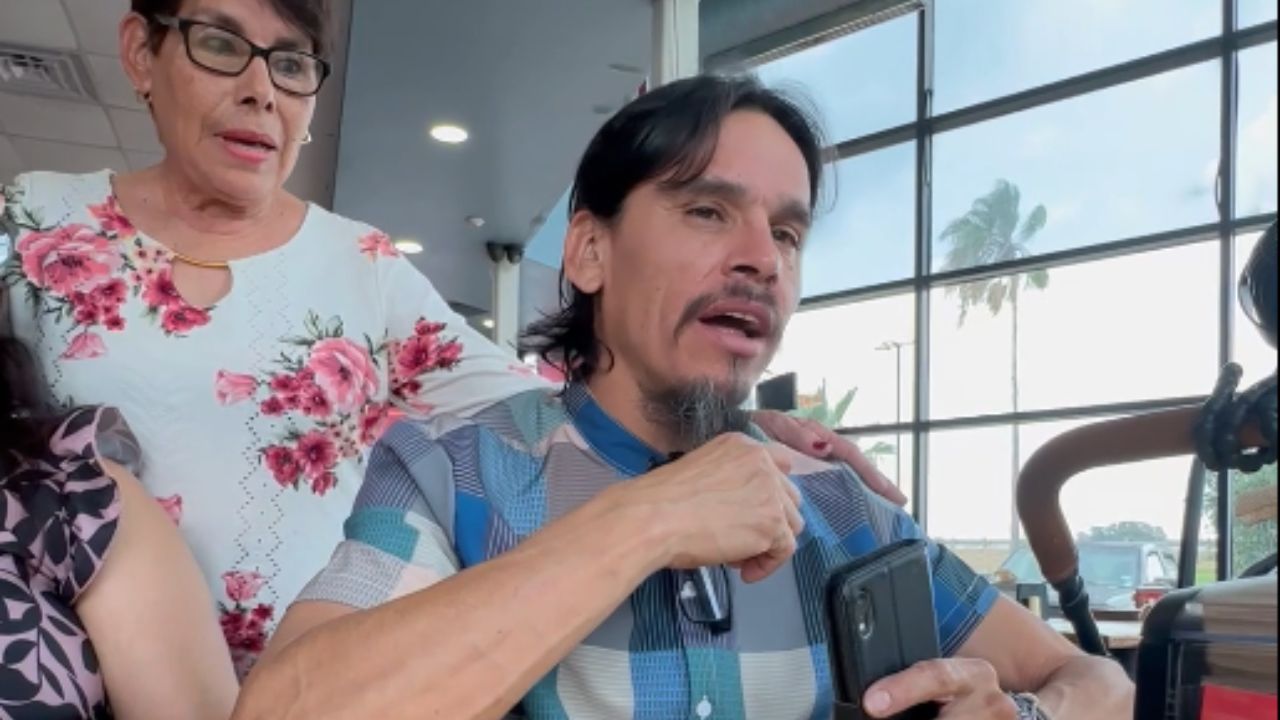 Man breaks down in tears reuniting with mom after 22 years
