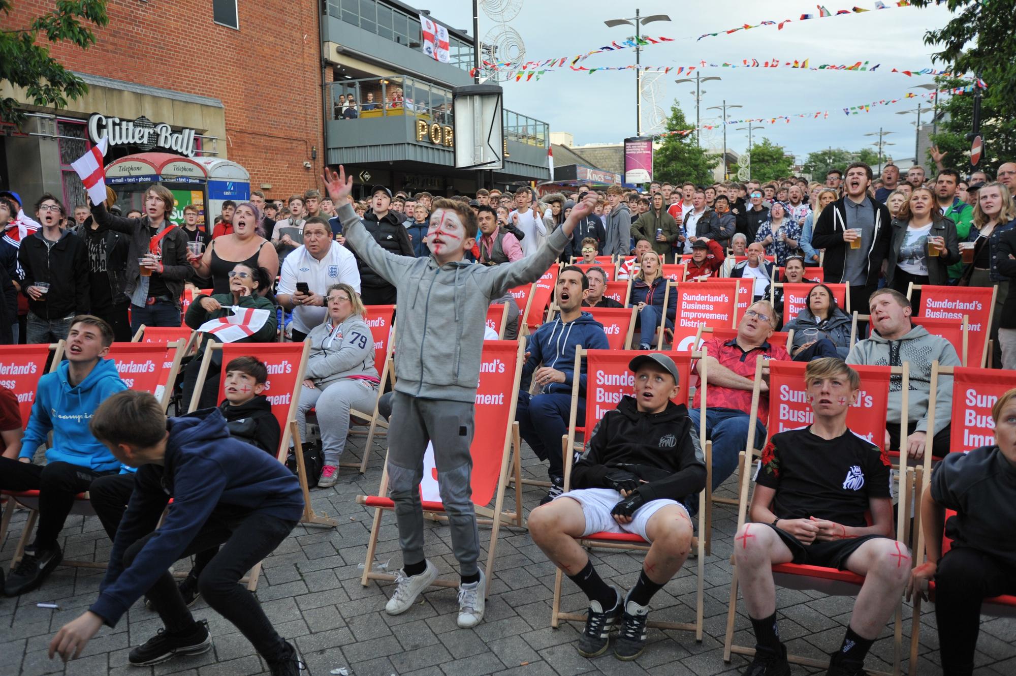 21 great retro pictures of Sunderland fans supporting England in past ...