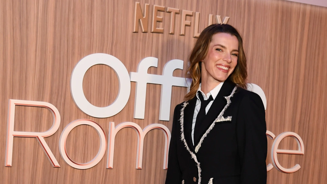 Betty Gilpin’s glamorous pregnancy in office romance