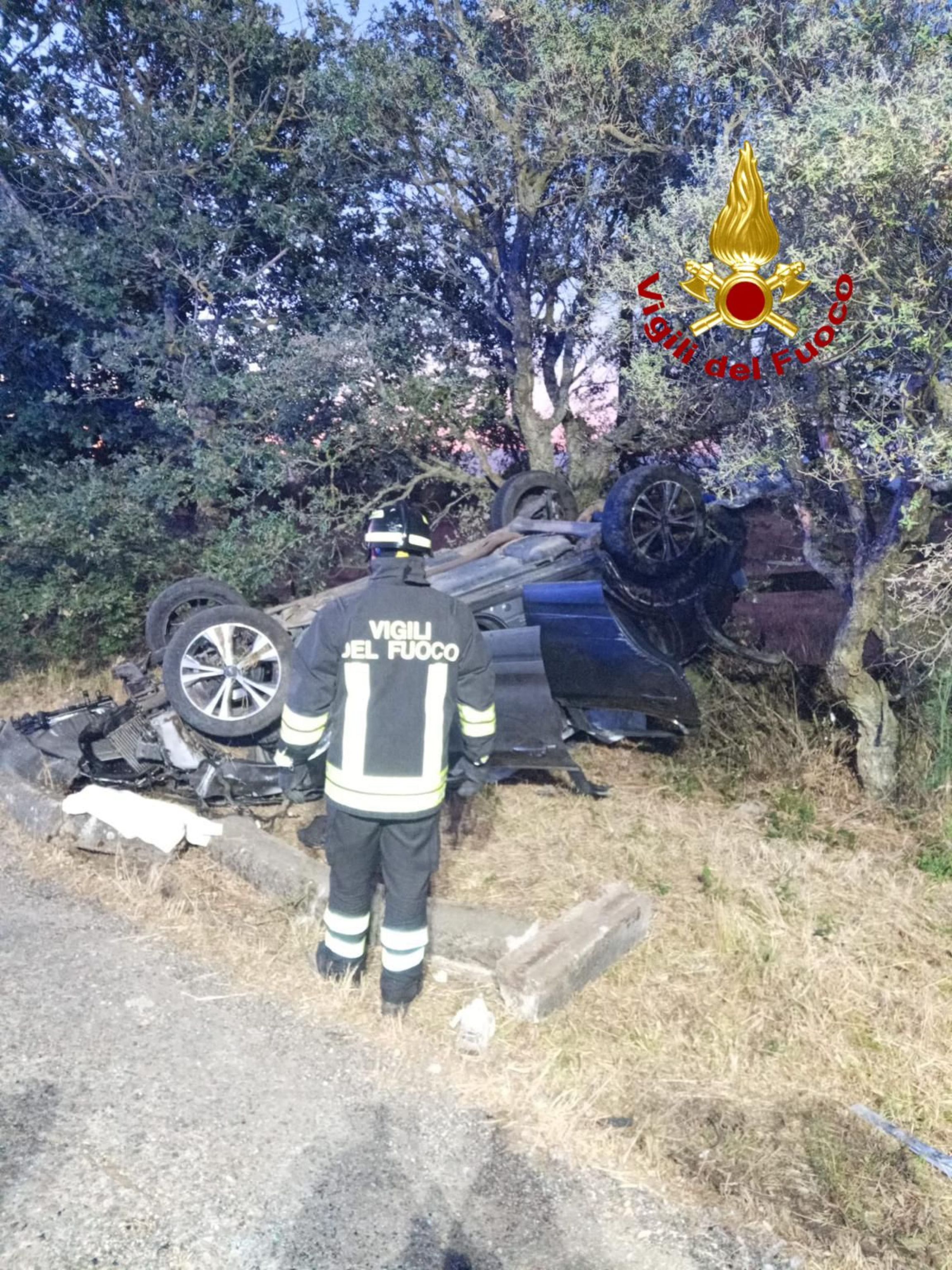 Auto fuori strada, tre giovani feriti a Macomer