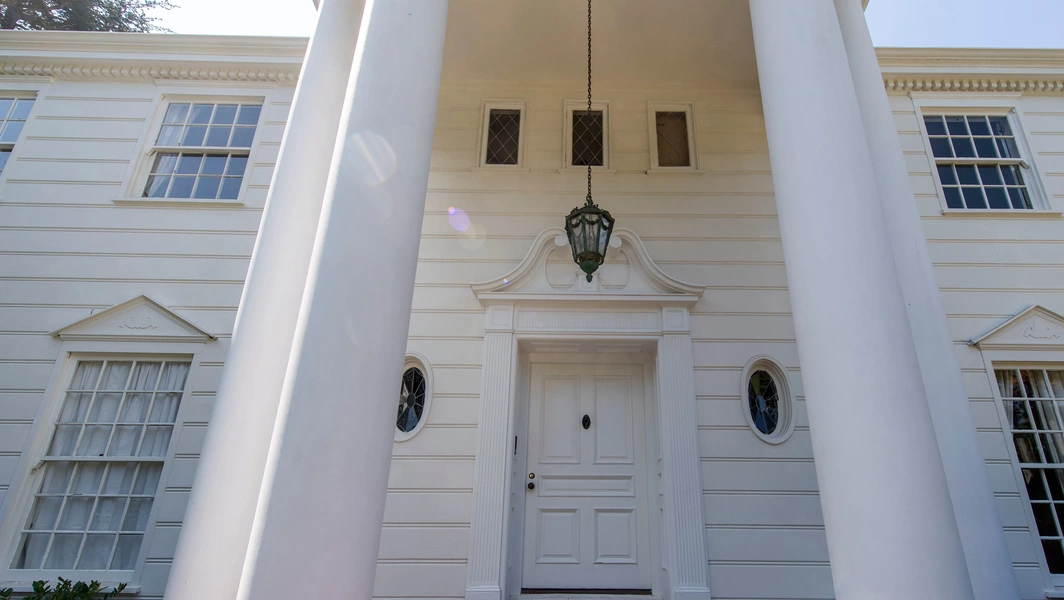 5 sitcom homes and their real-life exteriors