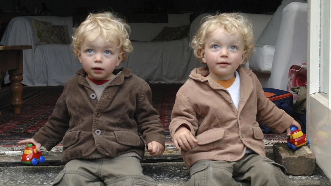 Psychologists urge parents to avoid 'the twins' label