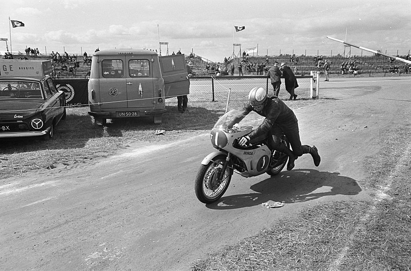 Rétro : Le jour où Mike Hailwood a choqué le Tourist Trophy