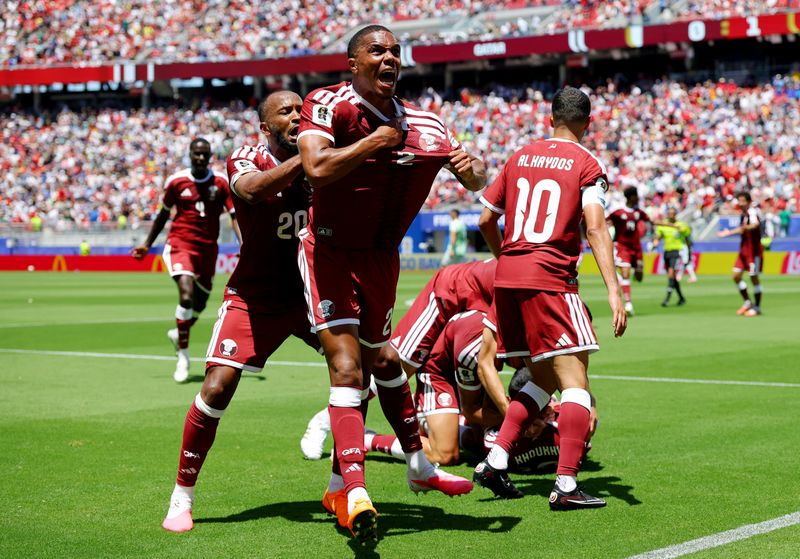 Soccer-Qatar score late to clinch draw with stunned Switzerland