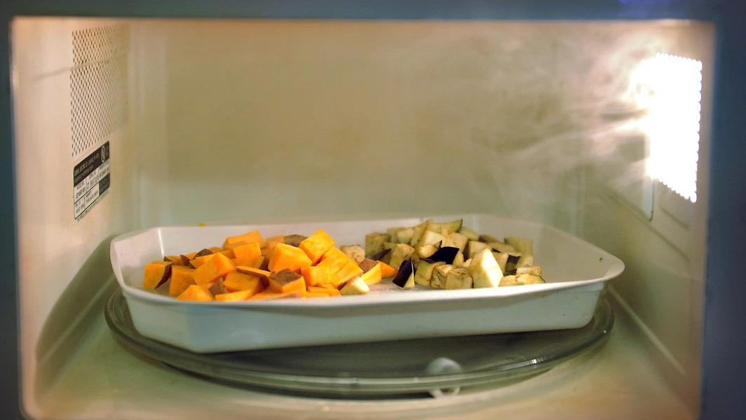 Common microwave mistake linked to uneven heating and food spoilage