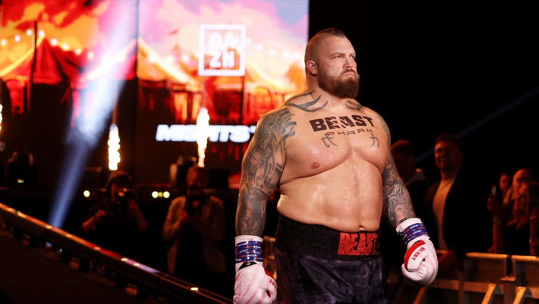 Fury outpoints Hall in close exhibition despite 100lb gap