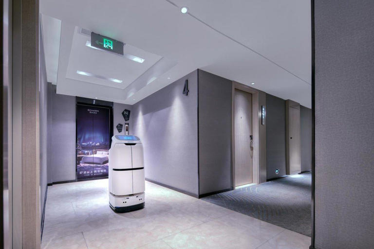 Bukan Lagi Kurir Manusia! Robot Pengantar Makanan Kini Beroperasi di ...