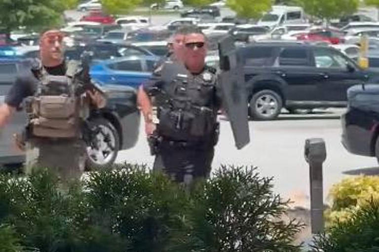 'Multiple people shot' after gunman opens fire at shopping mall as ...
