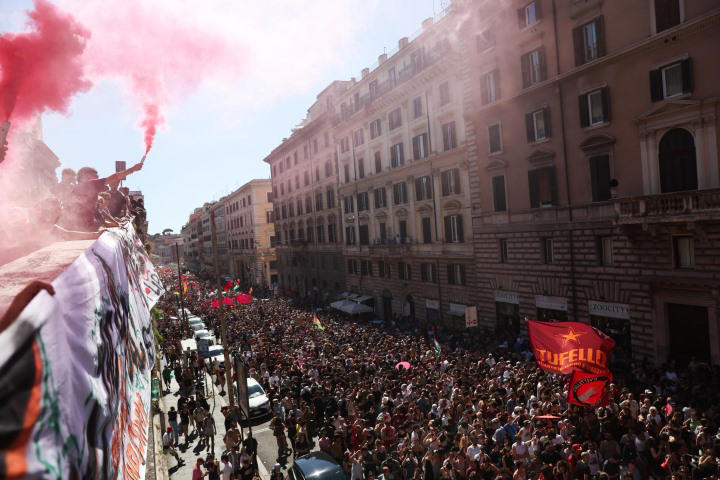 Milhares marcham em Roma em manifestações rivais contra e a favor da ...