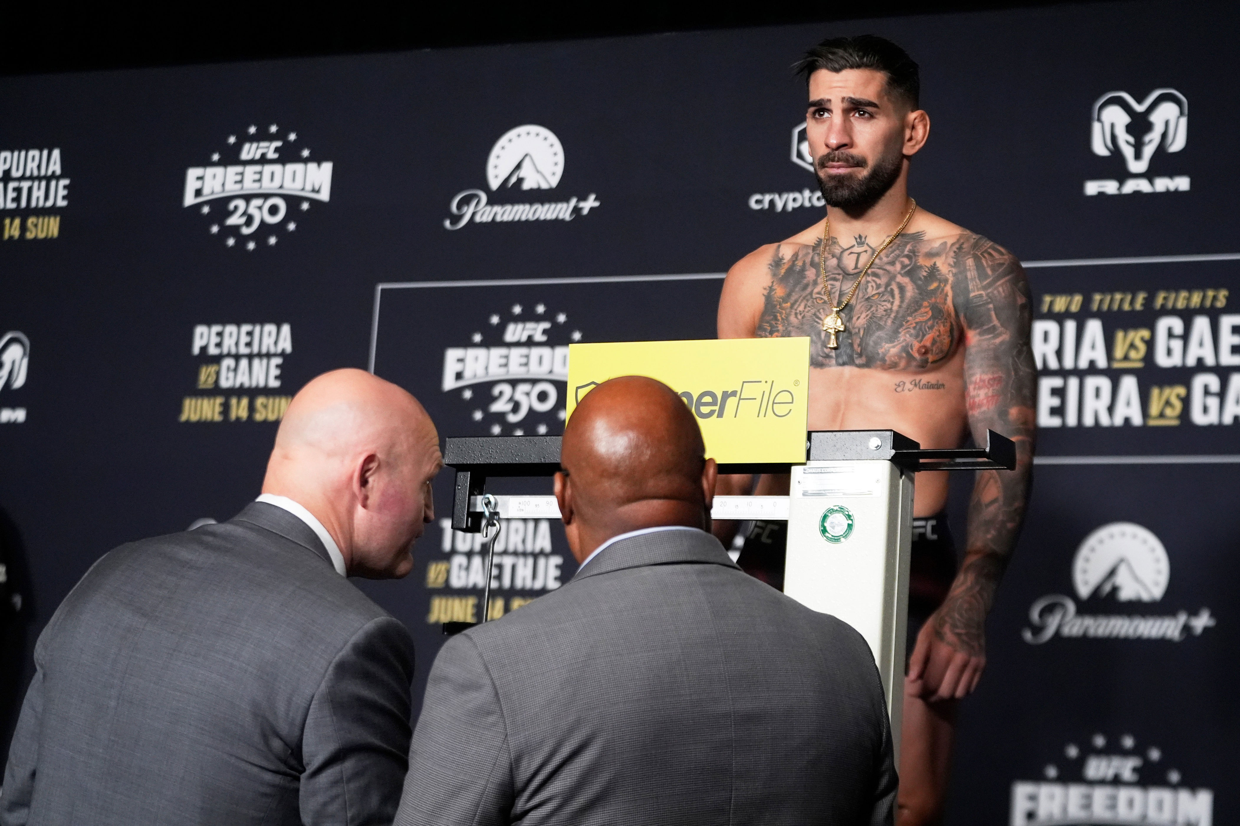 Joe Rogan ‘screws up’ as UFC White House weigh-in host while fans boo