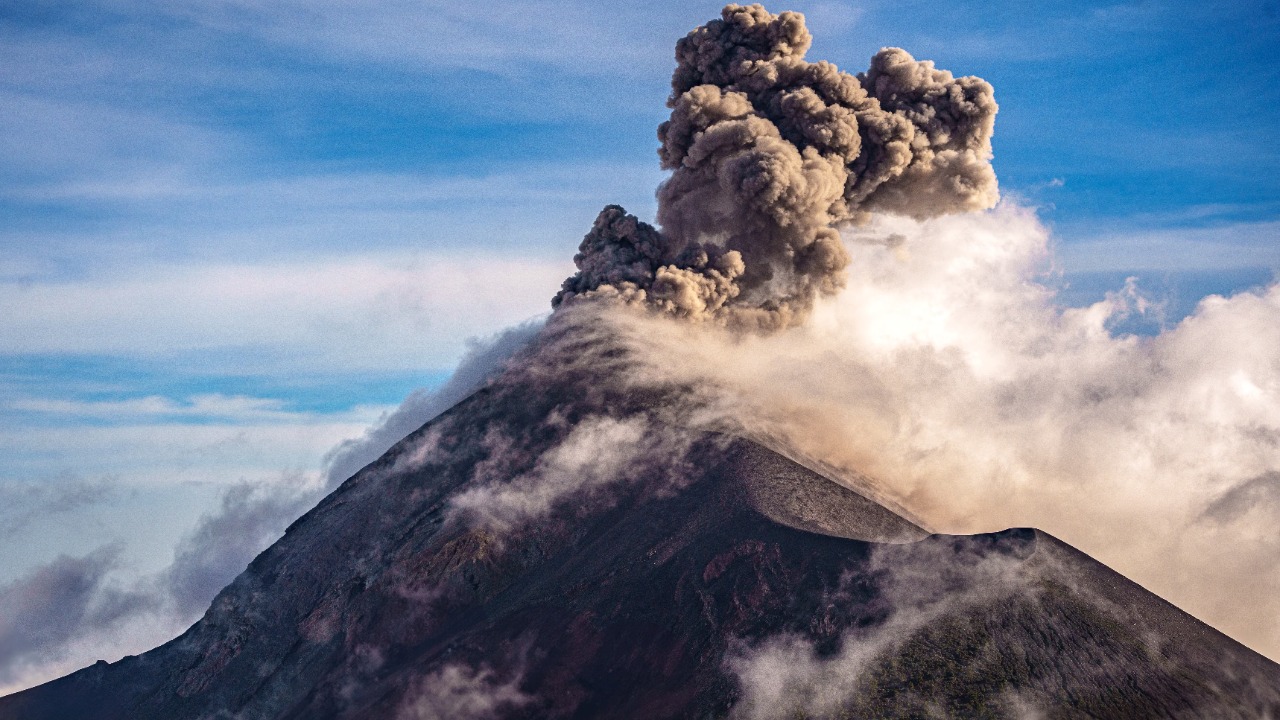 Mount Ili Lewotolok in Indonesia is erupting again and stays at a Level ...