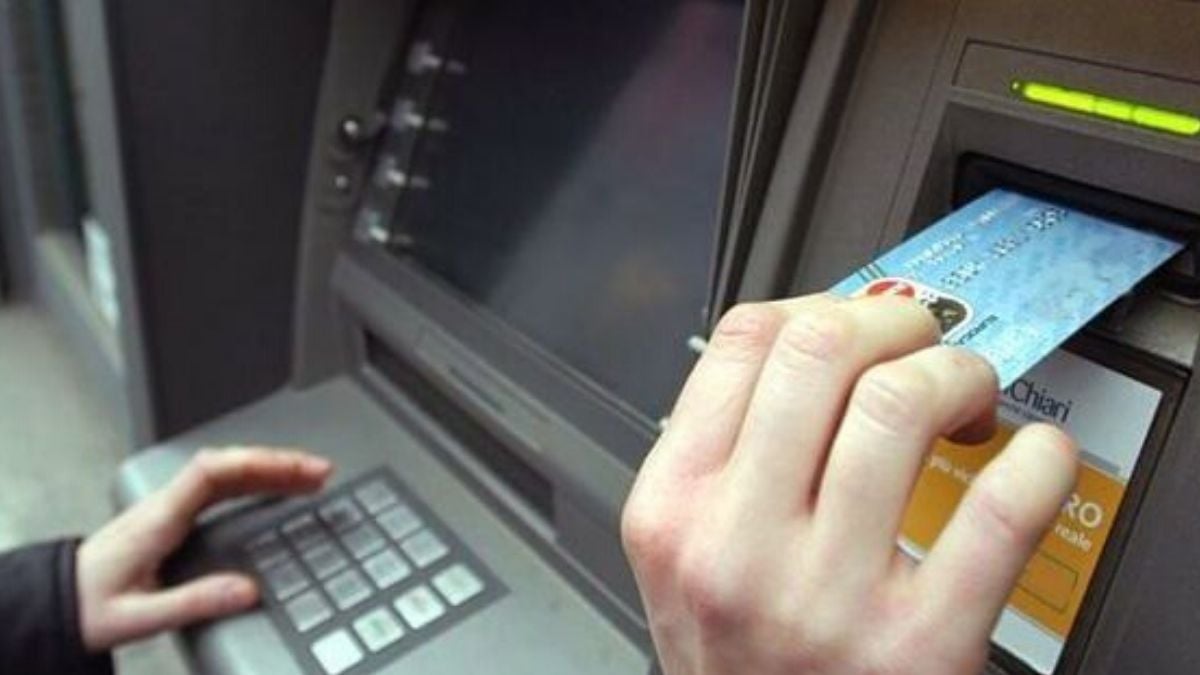 Una nuova truffa usa un chip per manomettere gli sportelli bancomat e ...