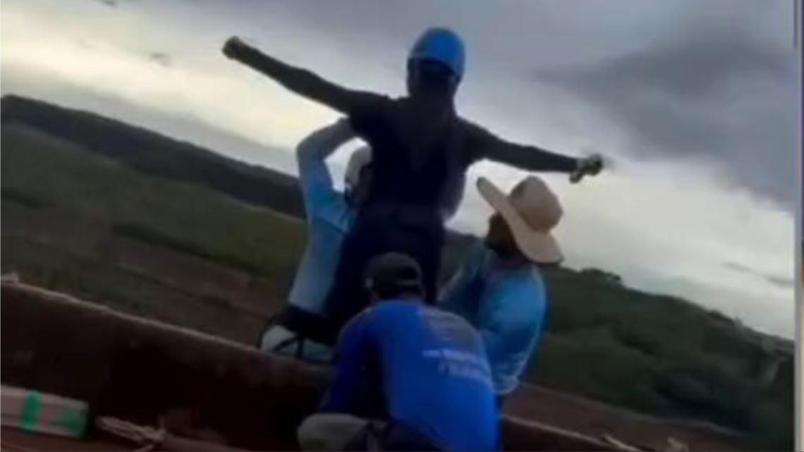 Bungee jumping: empleados tiran a una joven sin cuerda al vacío y ...