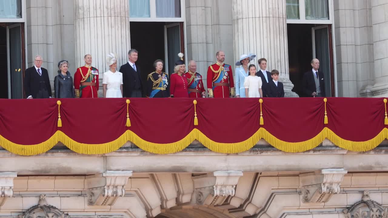 Republic protesters outside Buckingham Palace as royal family appear on ...