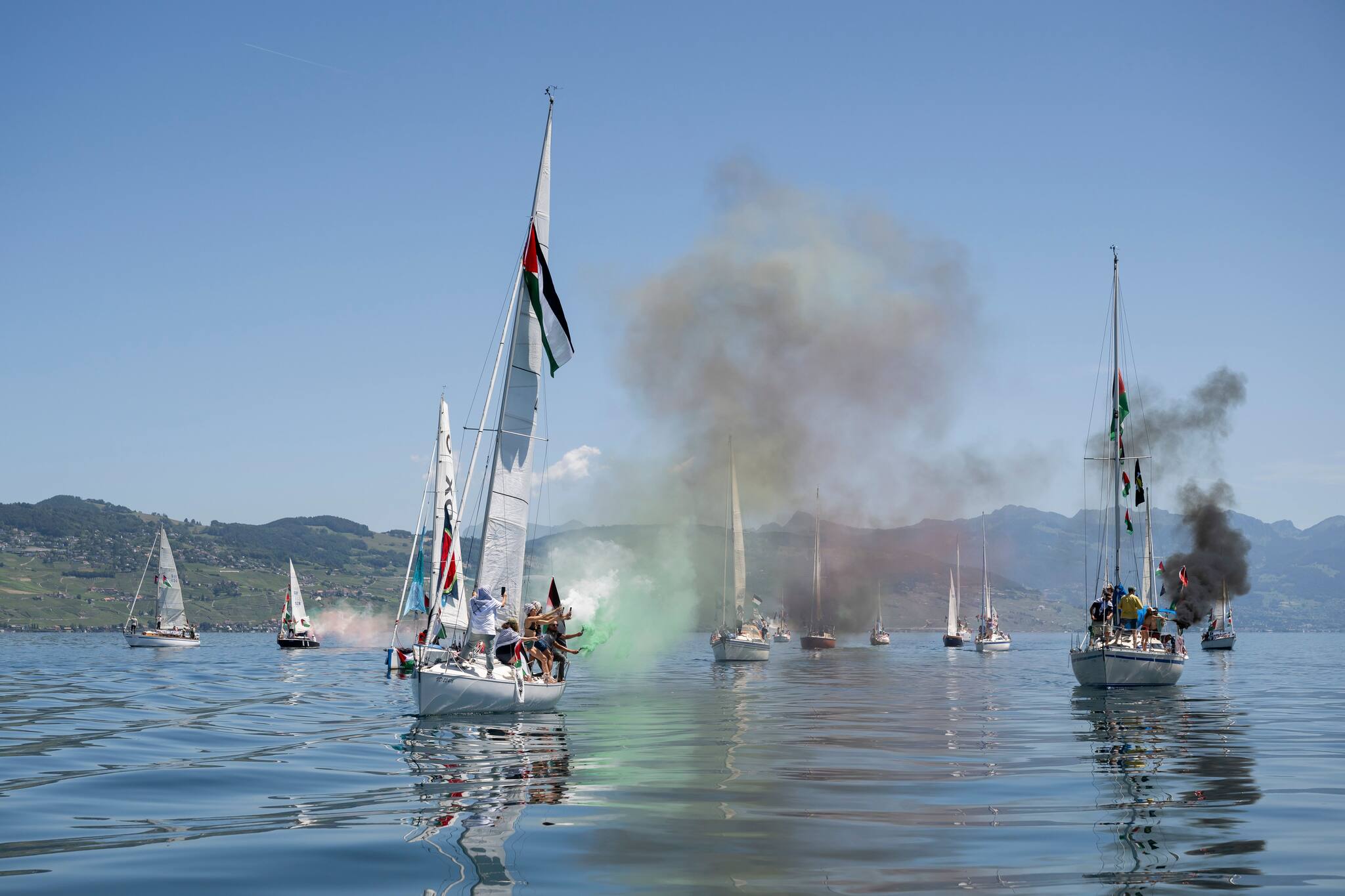Boote mit Palästina-Flaggen protestieren vor G7-Gipfel