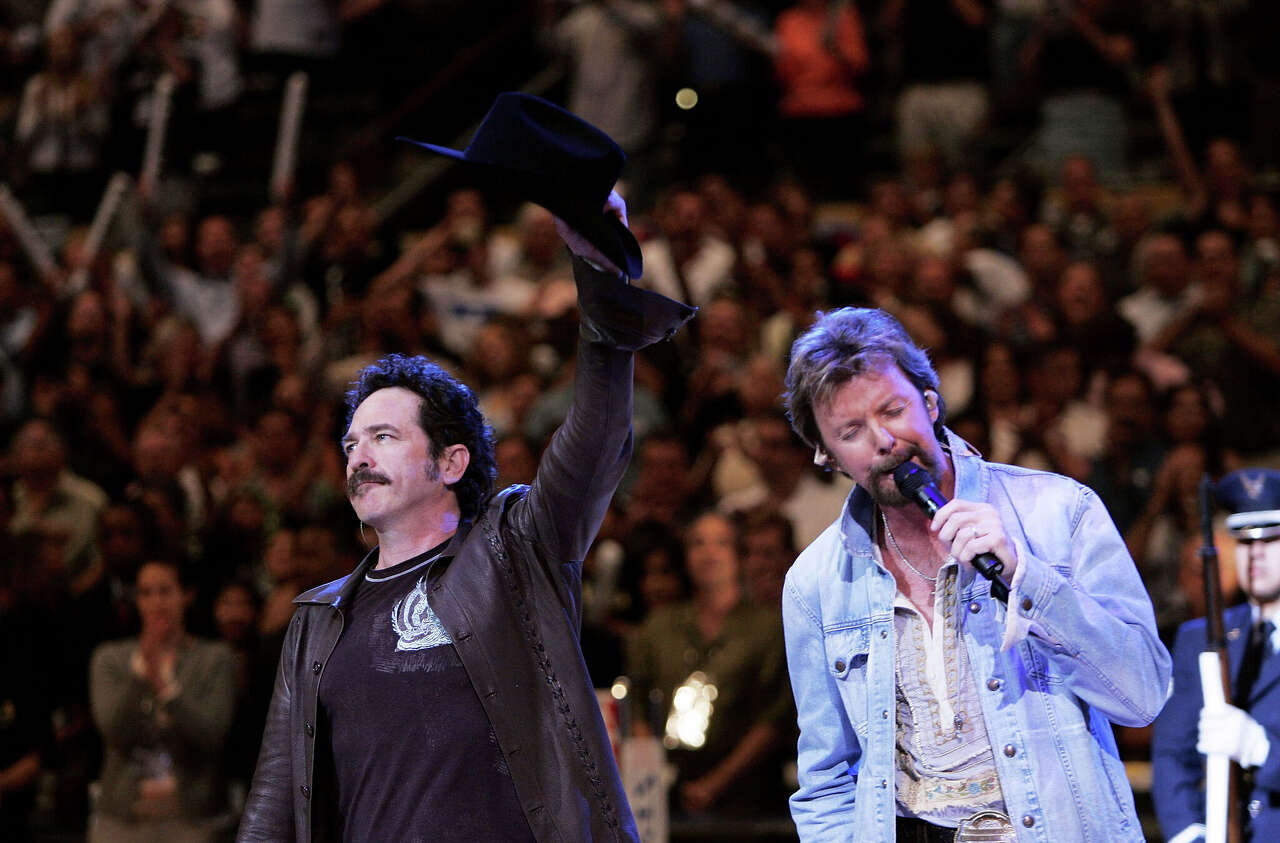 Here's (almost) everyone who has sung the national anthem before a ...