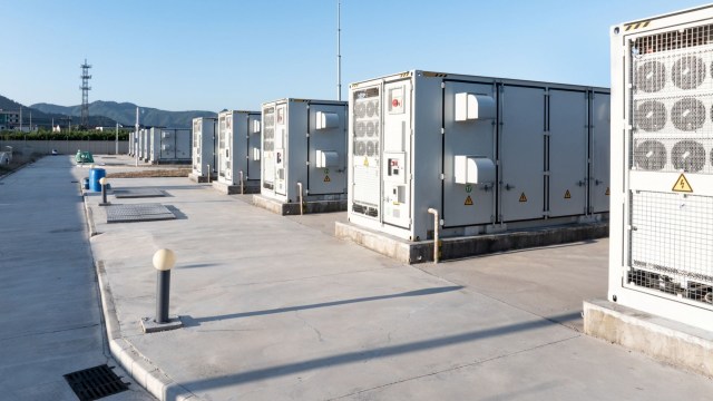 California's first 8-hour grid battery comes online, and peaker plants ...
