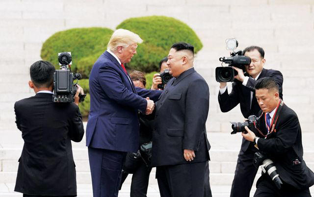 이란 종전 합의 예고한 트럼프…'김정은과 산책' 사진 공유한 배경