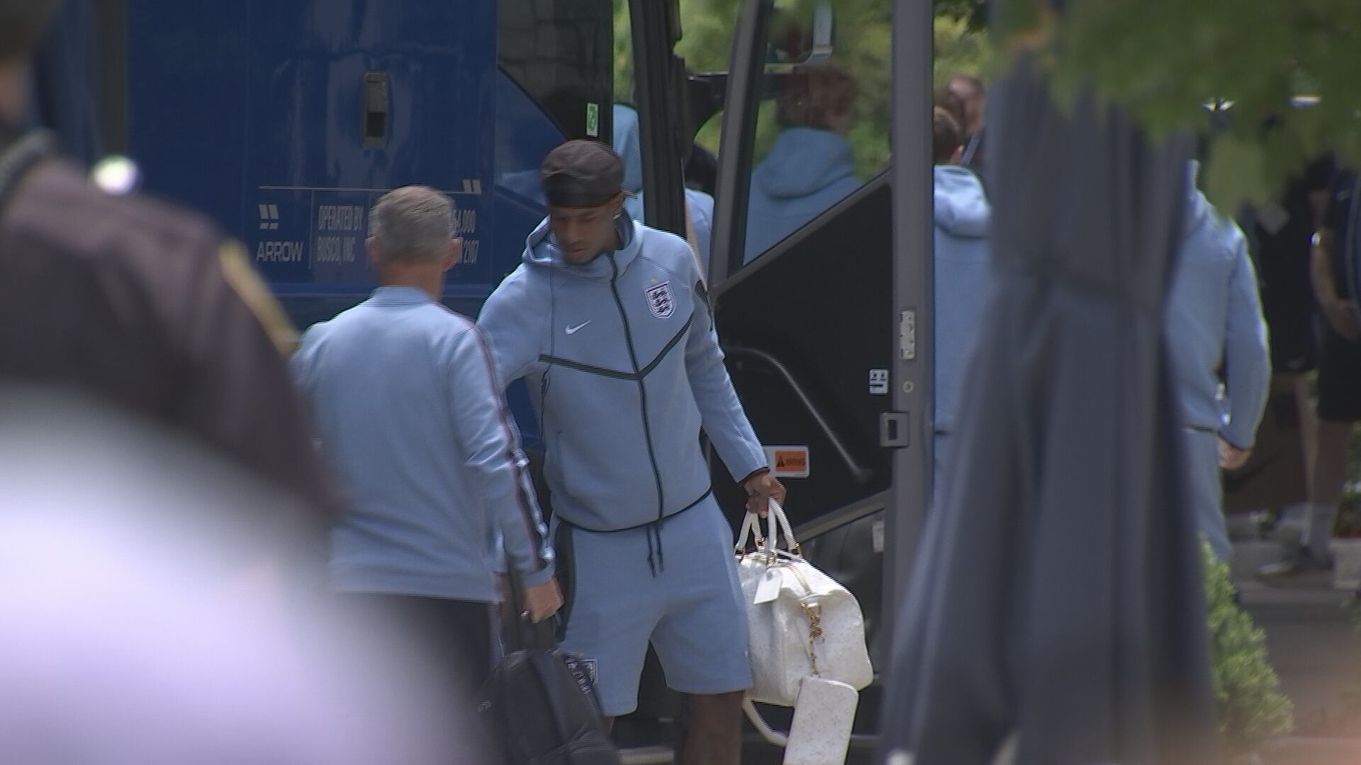 Team England arrives at Prairie Village hotel to warm welcome from fans