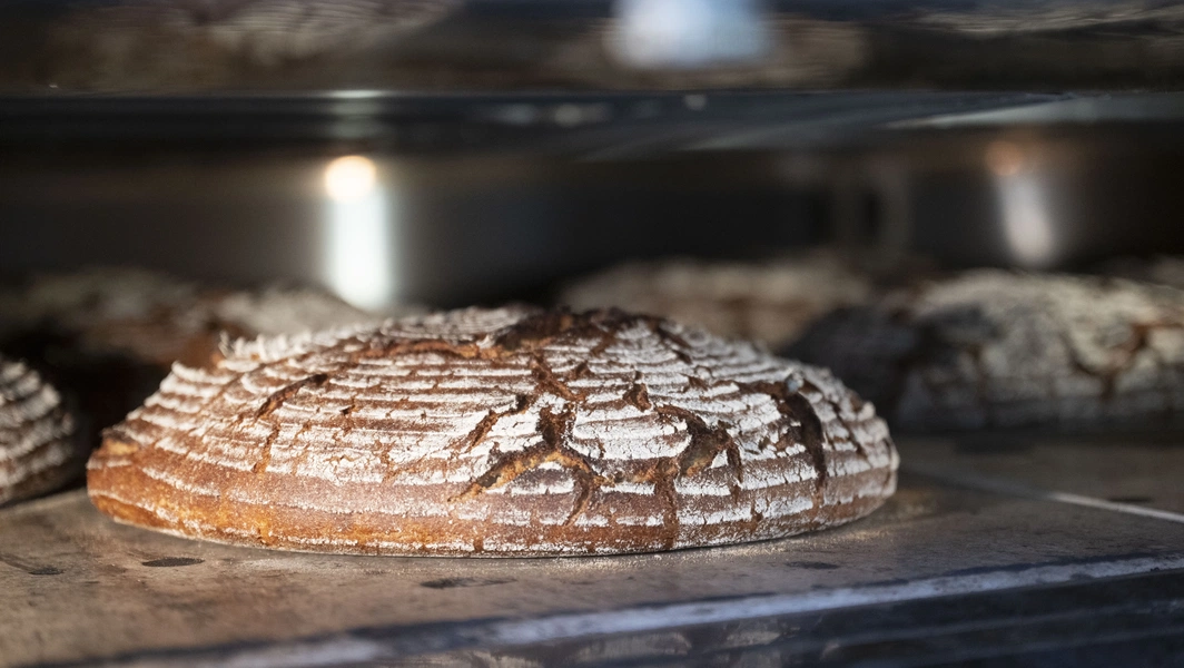 7 restaurant chains baking bread in-house