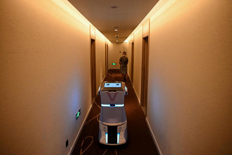 Bukan Lagi Kurir Manusia! Robot Pengantar Makanan Kini Beroperasi di ...