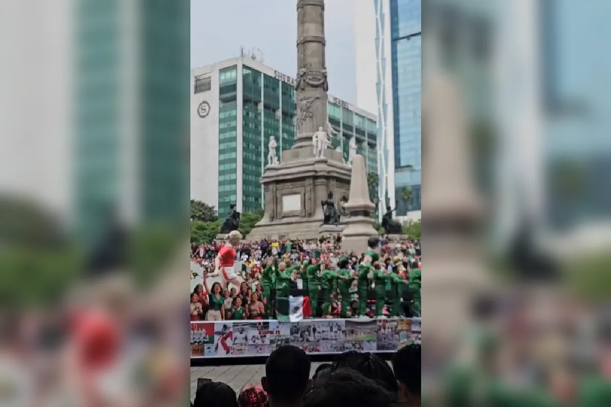 Entre danzas y carros alegóricos: turistas y aficionados ven el desfile ...