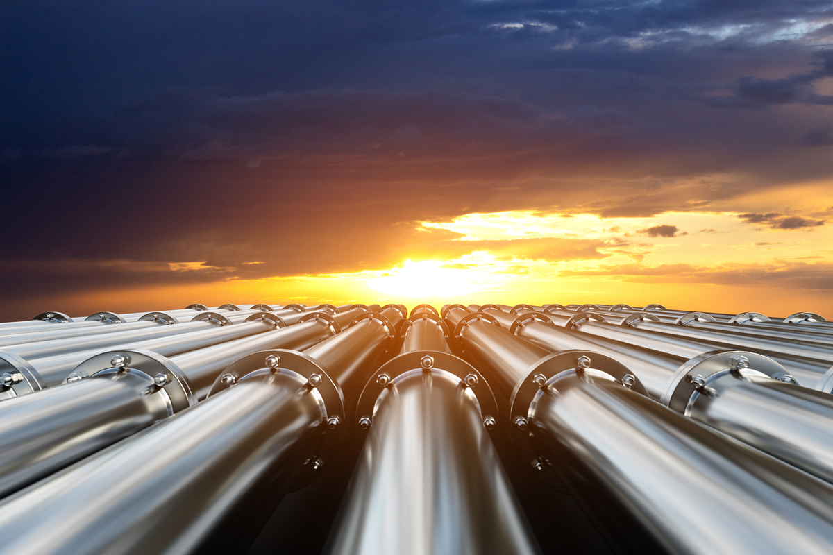 Pipeline stock face-off: Is Enbridge or Oneok the better buy right now?