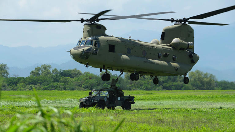 Chinook pinnacle landings: How does the helicopter balance its rear ...