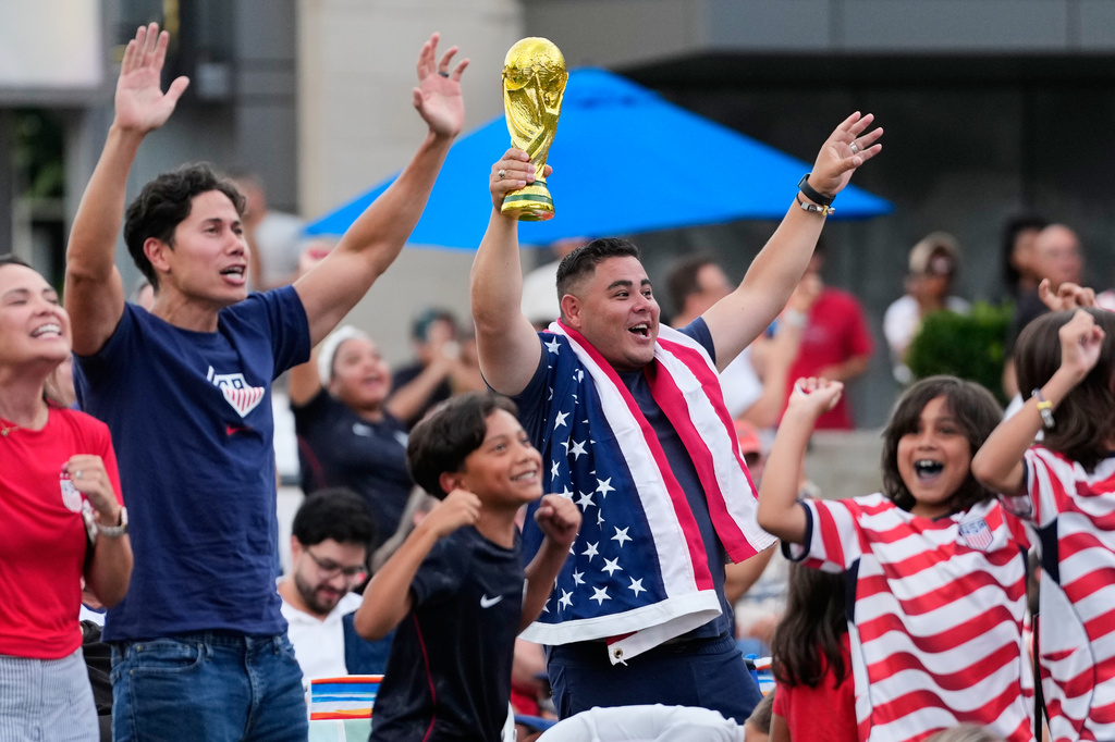 US opens its home World Cup with a dynamic 4-1 victory over Paraguay ...