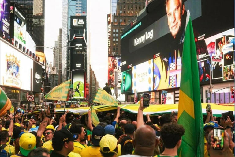 Miles de brasileños convierten Times Square en una fiesta antes del ...