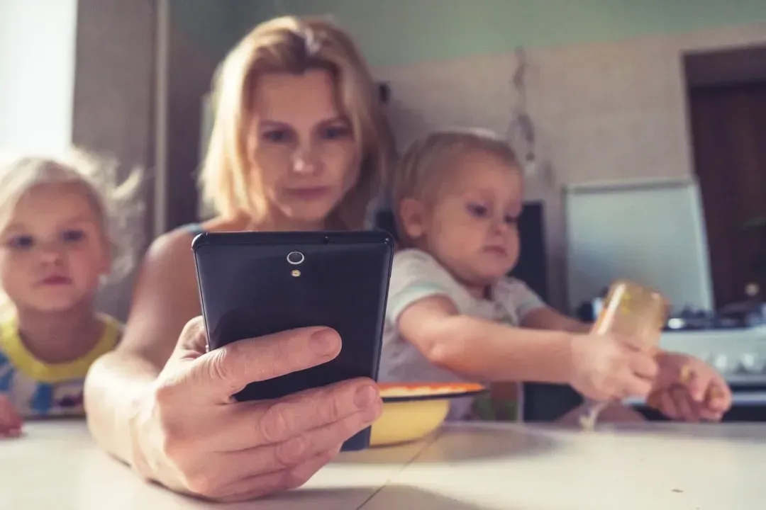 7 Habits Parents Model Without Realising Kids Are Watching