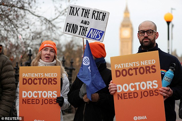 Resident doctors in England call off strike after new offer from government