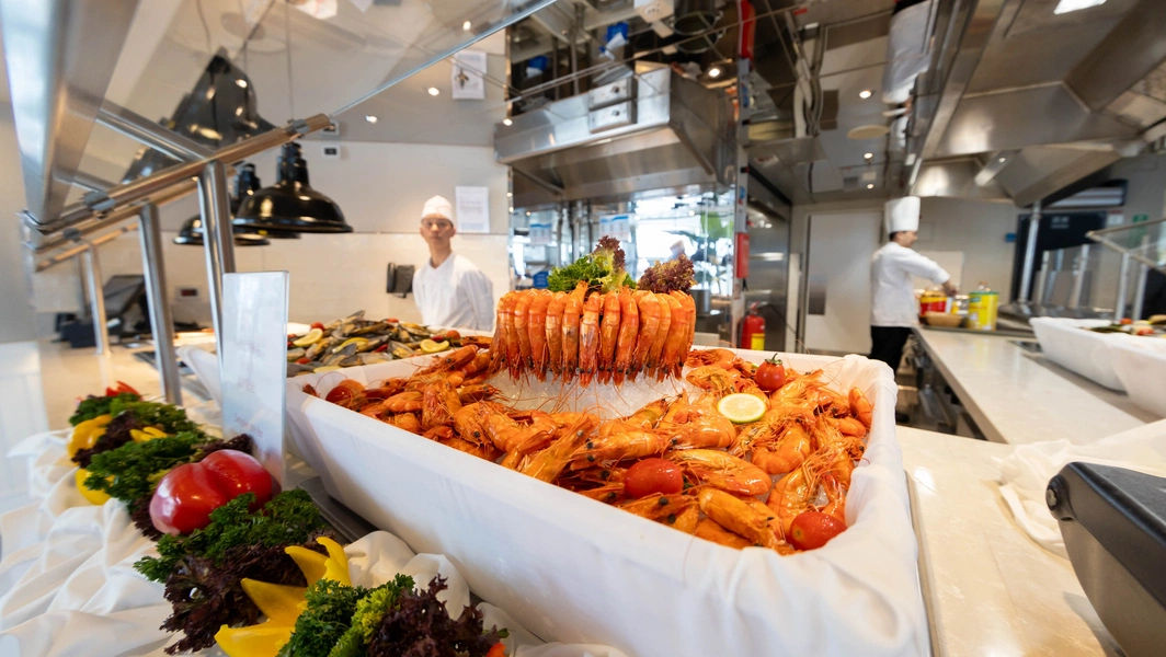 12 foods to avoid on cruises