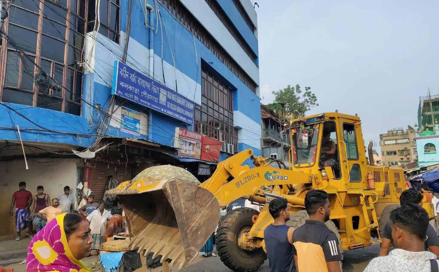 After CM’s prod, KMC & KP conduct drive to remove hawkers around New Market