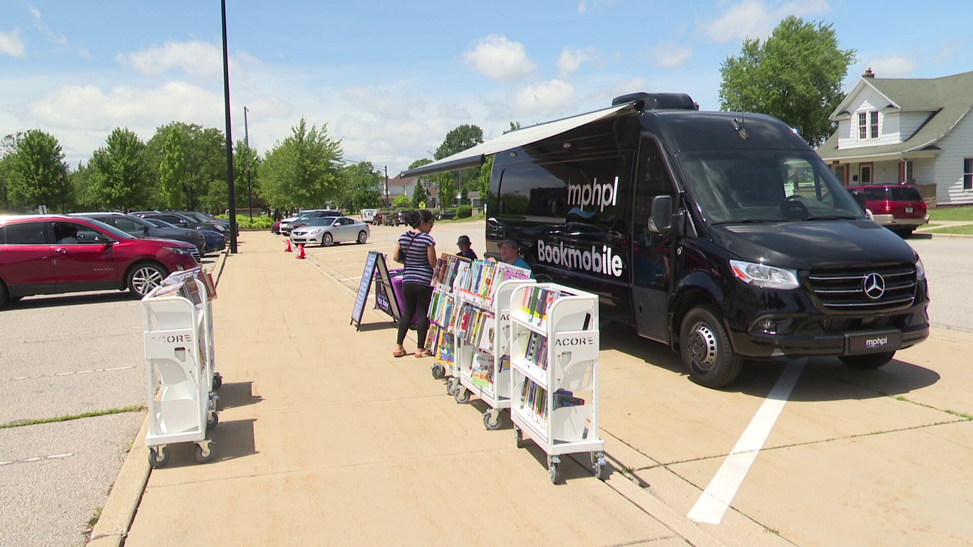 Mobile library brings books to community children in Mishawaka