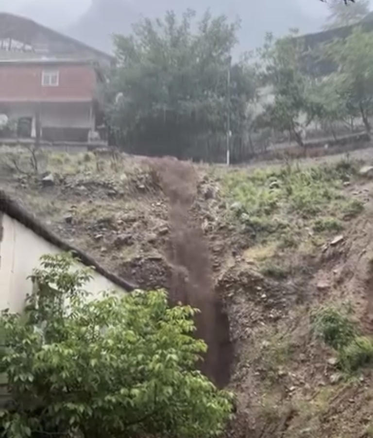 Yahyalı’da yağış sele neden oldu, evler araçlar zarar gördü