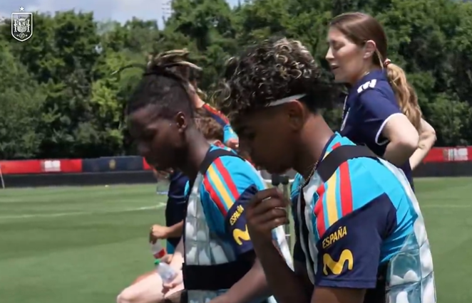 📹 Ice-pack vests become an option to ease the heat at the Cup