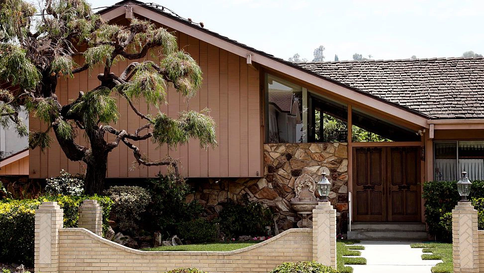 5 sitcom homes and their real-life exteriors