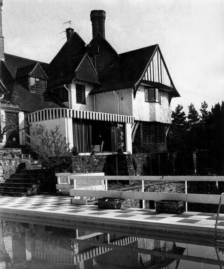 John Lennon elevated his '60s pool with concrete planters, checkered ...