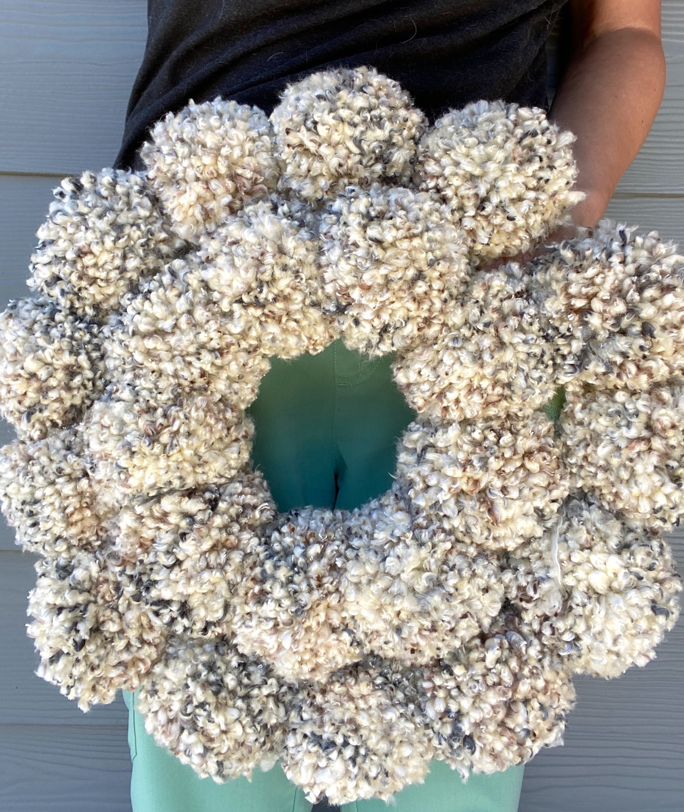 Pom pom wreath with yarn in three easy steps!