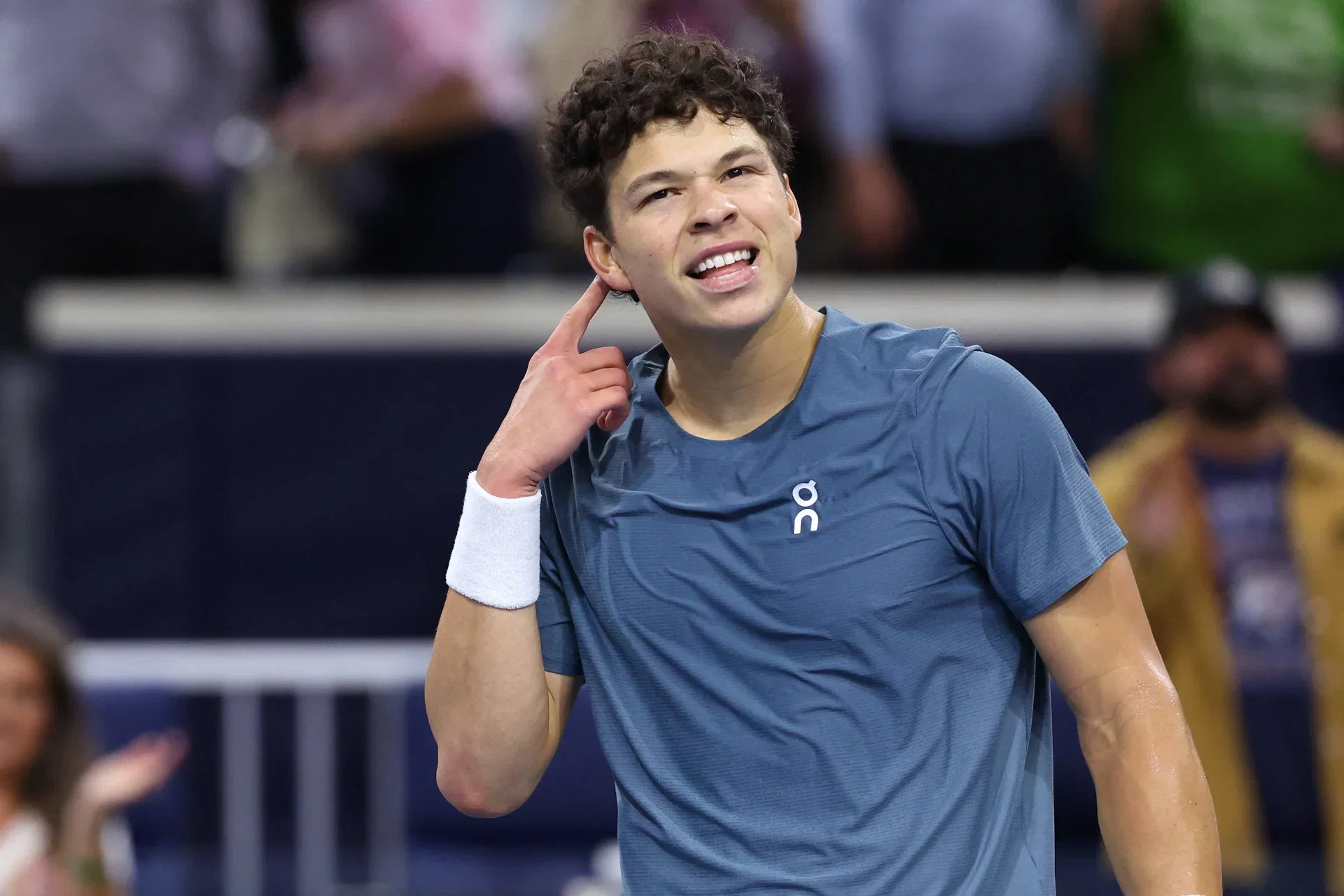Due match point salvati, tre tie-break: Shelton strappa la finale a ...