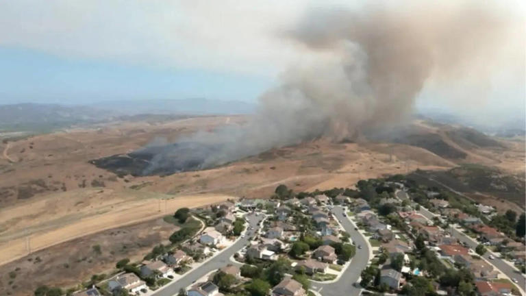 San Dimas fire today: Brush blaze erupts near homes in Foothill ...