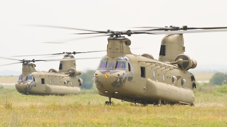 Chinook pinnacle landings: How does the helicopter balance its rear ...