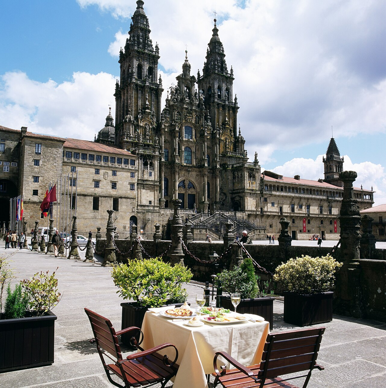 The Spanish Hotel Born in 1486, and the Story of Staying in History
