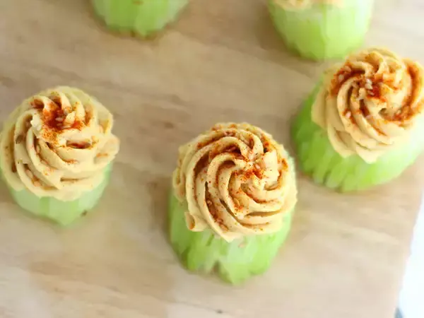 Cupcakes with cucumber and hummus - video recipe!