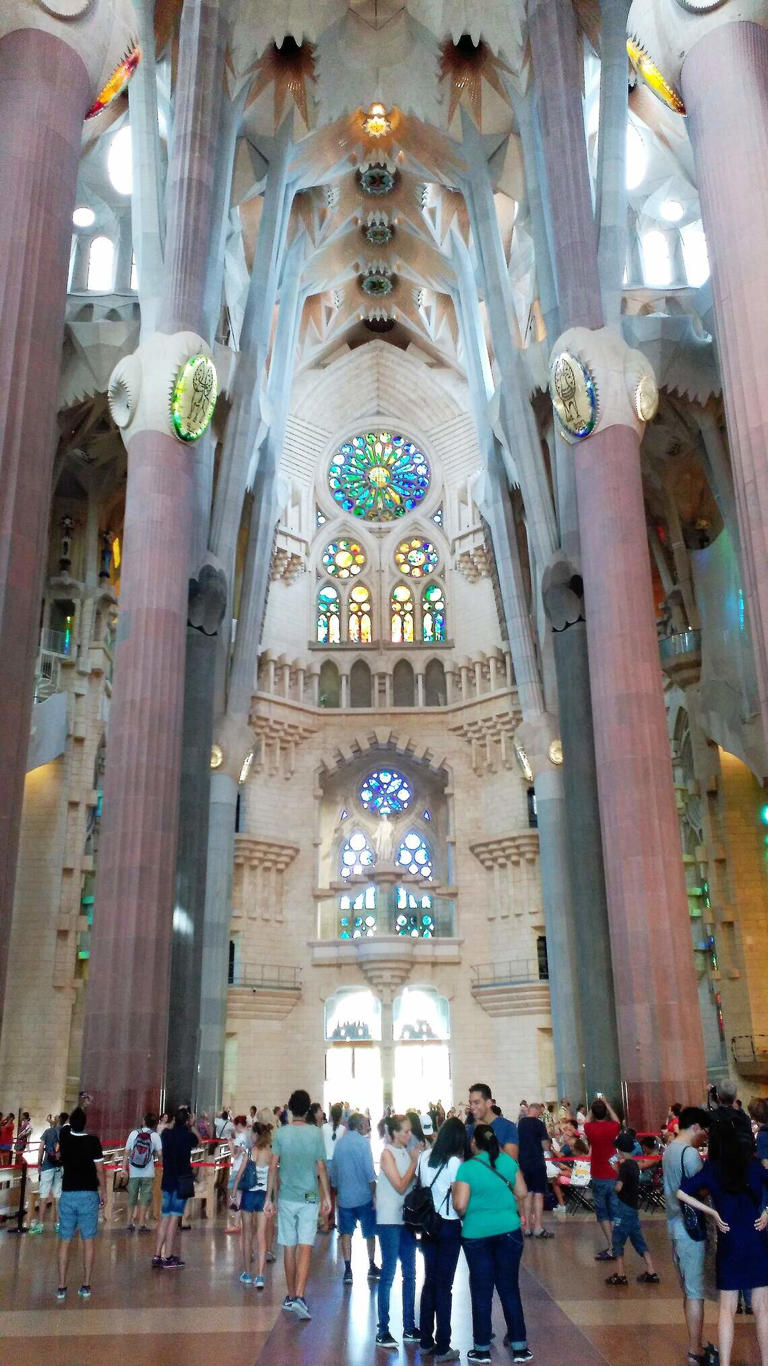 La Sagrada Familia, la interminable obra de Gaudí, bendecida por el Papa
