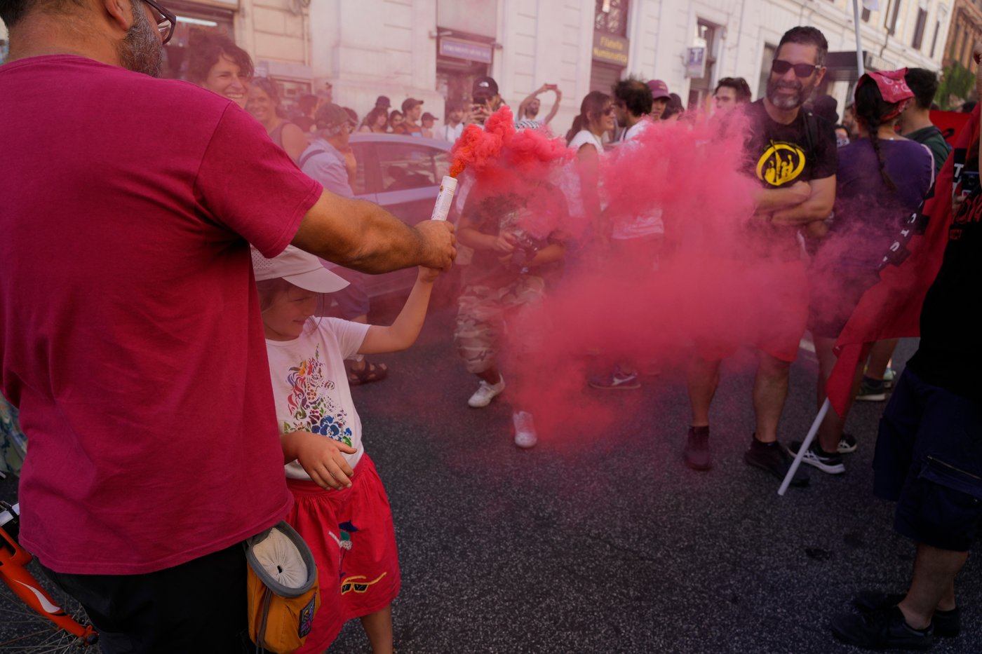 Thousands march in Rome in anti- and pro-migration rallies